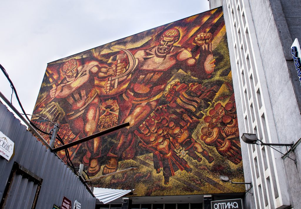 Soviet Mural in Minsk // Belarus - La Dent de L'Oeil